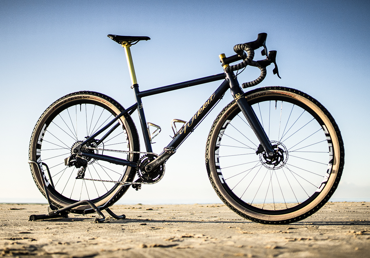 Wikkit ontwerpt en bouwt de snelste strandfiets en gravelbike