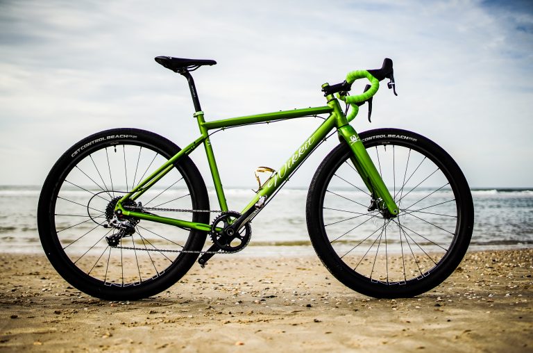 Wikkit ontwerpt en bouwt de snelste strandfiets en gravelbike