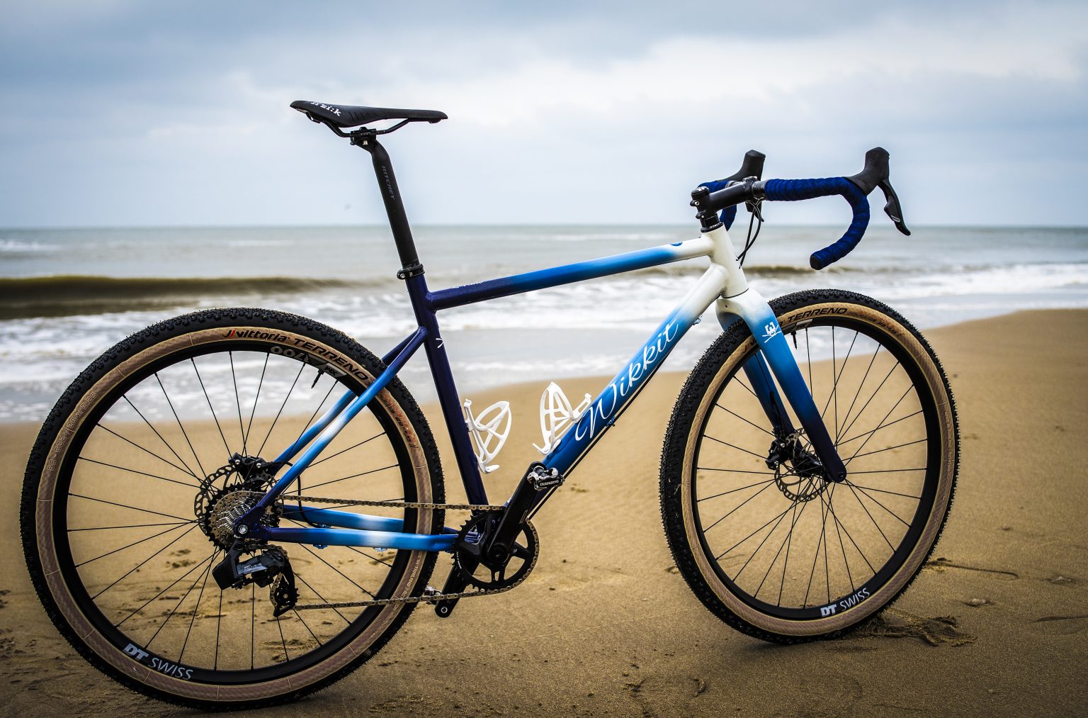 Wikkit ontwerpt en bouwt de snelste strandfiets en gravelbike