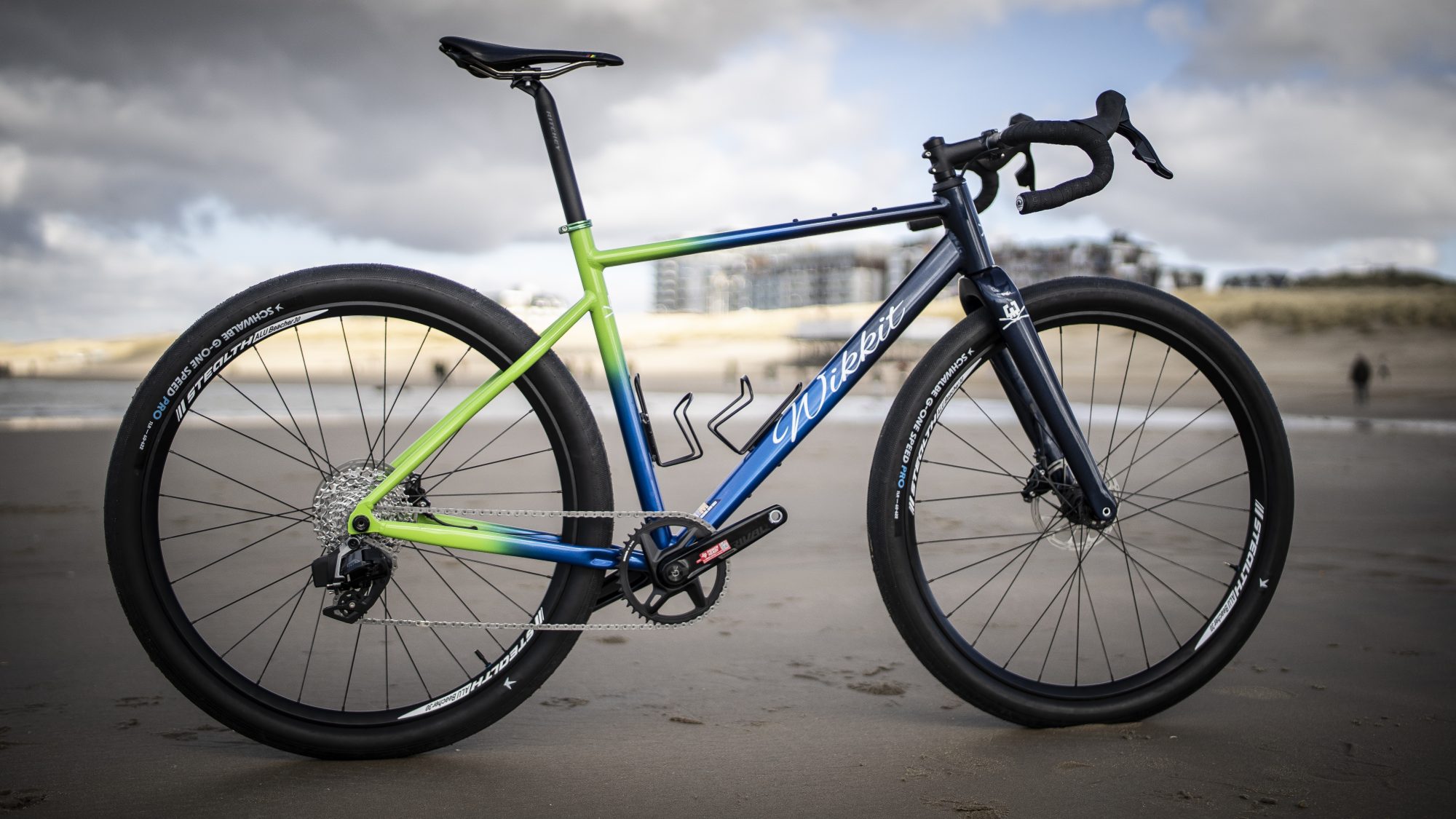 Wikkit ontwerpt en bouwt de snelste strandfiets en gravelbike